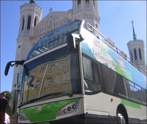 En bus panoramique ! - Expat Agency Lyon